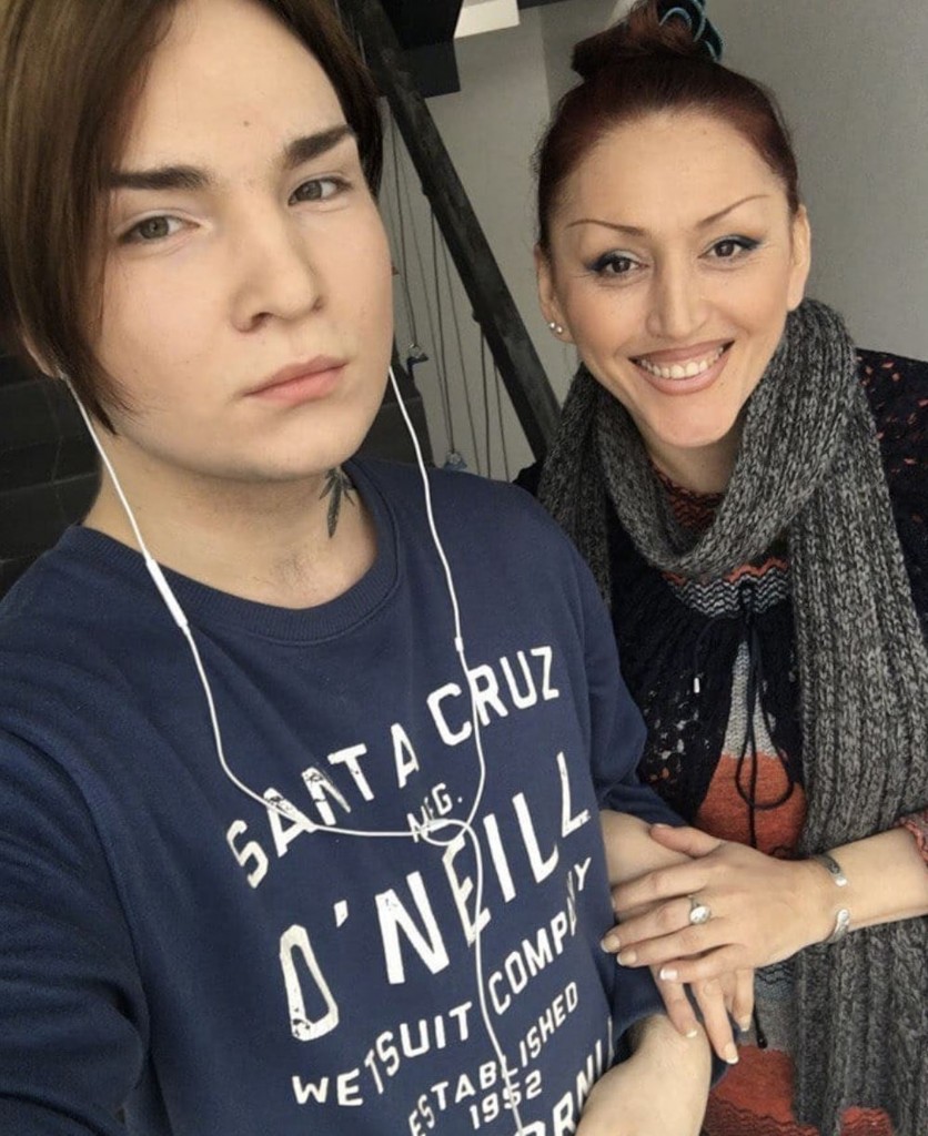 收养8年擦出爱火 22岁养子娶53岁养母 | 新生活报 - ILifePost爱生活