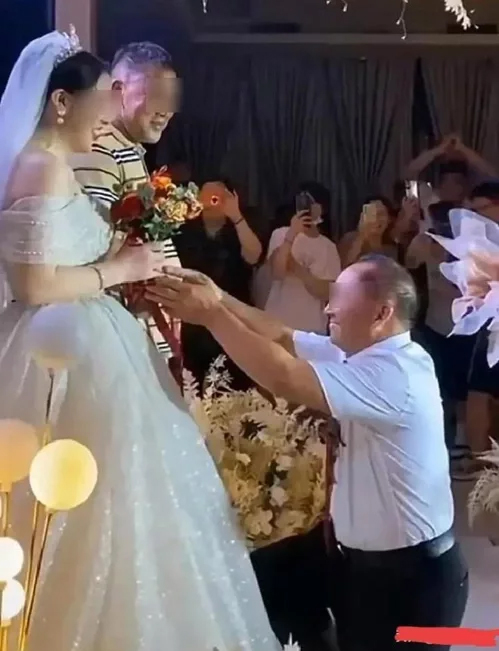 婚礼全场看傻！岳父比女婿还小“下跪娶26岁嫩妹”新郎惊人身分曝光 | 新生活报 - ILifePost爱生活