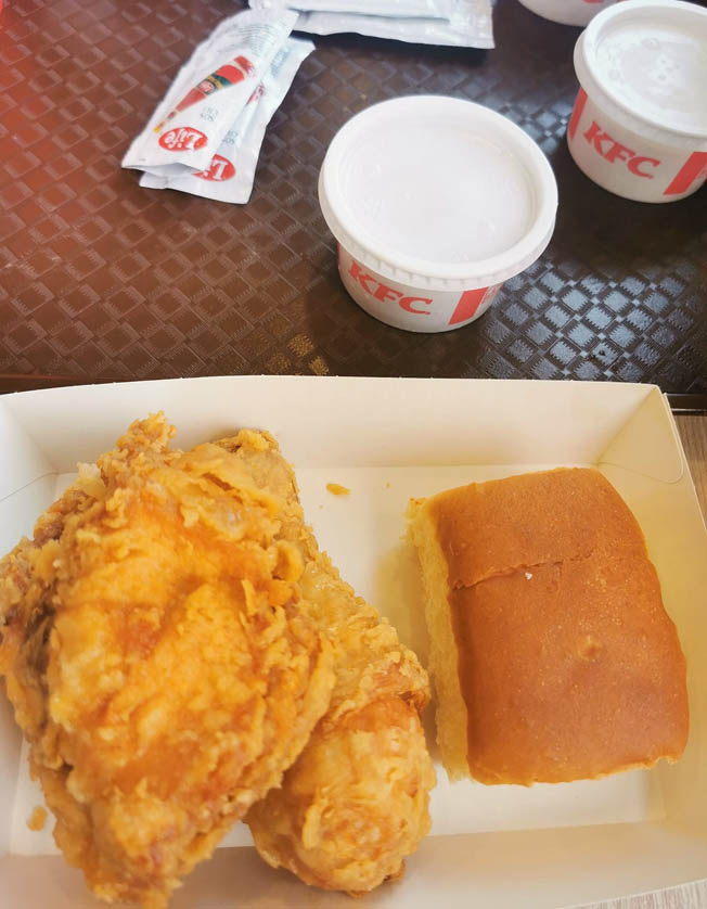 KFC午餐时段门可罗雀顾客感叹：员工只能领时薪养家 | 新生活报 - ILifePost爱生活