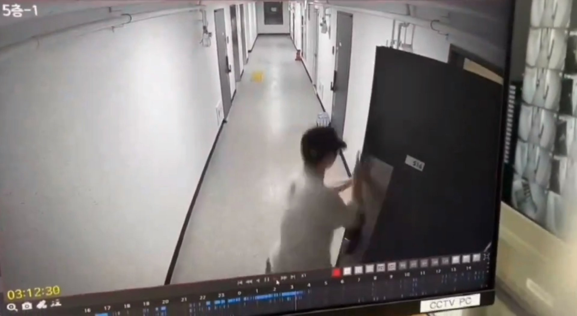 美女直播主遭疯狂粉丝“门外埋伏13小时”等开门即闯入屋性侵得逞 | 新生活报 - ILifePost爱生活