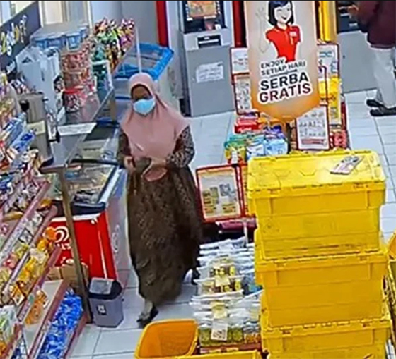 大妈3秒偷奶粉 3动作一气呵成 | 新生活报 - ILifePost爱生活