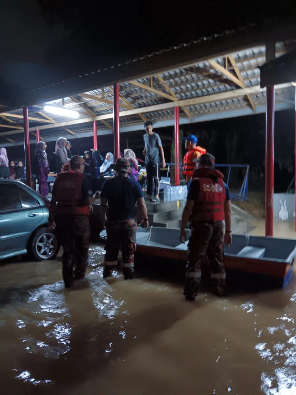 小学变汪洋 43师生受困12小时 | 新生活报 - ILifePost爱生活