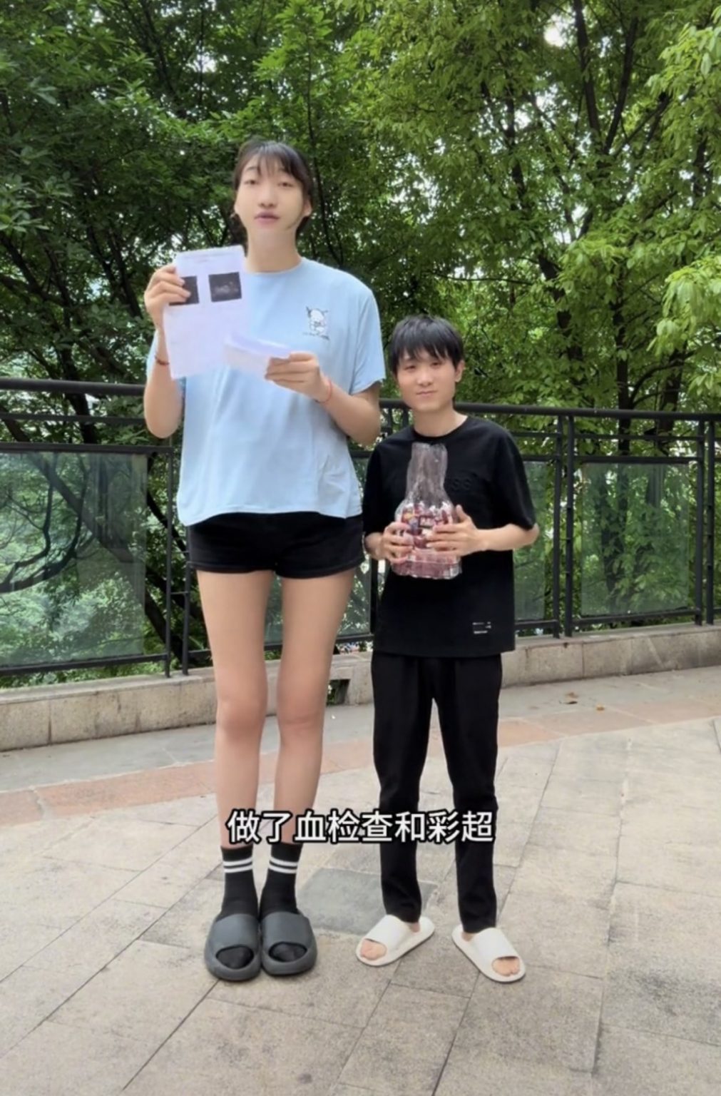 相差52cm！ 女巨人爱矮男 怀孕遭质疑扮大肚 | 新生活报 - ILifePost爱生活