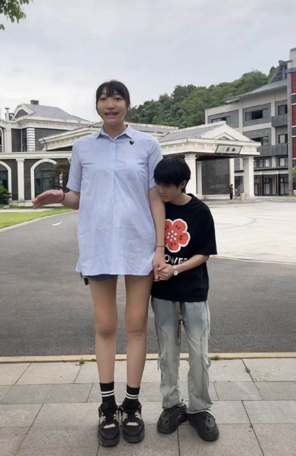 相差52cm！ 女巨人爱矮男 怀孕遭质疑扮大肚 | 新生活报 - ILifePost爱生活