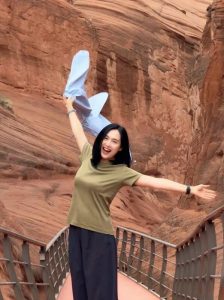 现身粉碎“下垂”传闻 53岁朱茵“峰”采依旧 | 新生活报 - ILifePost爱生活