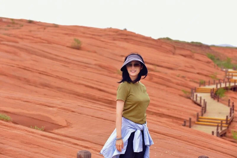 现身粉碎“下垂”传闻 53岁朱茵“峰”采依旧 | 新生活报 - ILifePost爱生活