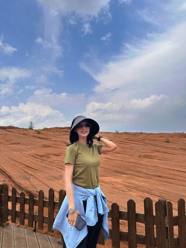 现身粉碎“下垂”传闻 53岁朱茵“峰”采依旧 | 新生活报 - ILifePost爱生活