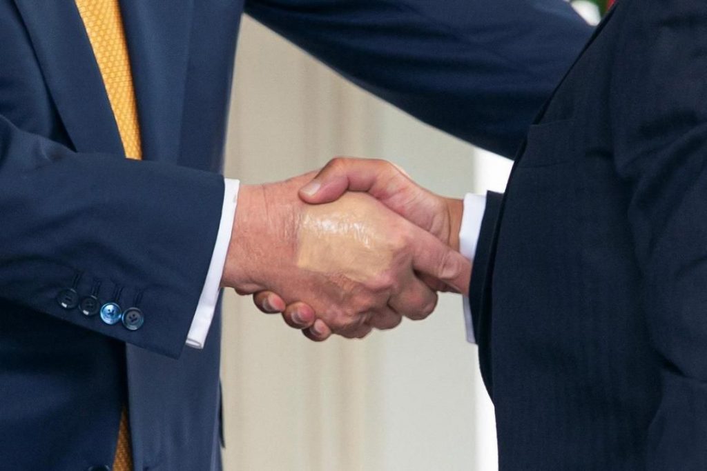 特朗普右手瘀青再掀热议 与英女王过世前照片相似 | 新生活报 - ILifePost爱生活